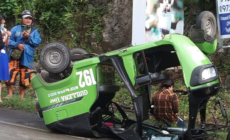 3 hurt as runaway tire causes tricab to crash in Tagbilaran